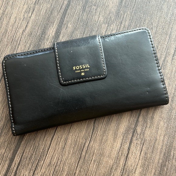 Fossil | Bags | Fossil Logan Leather Tab Clutch Wallet Blackgreen ...